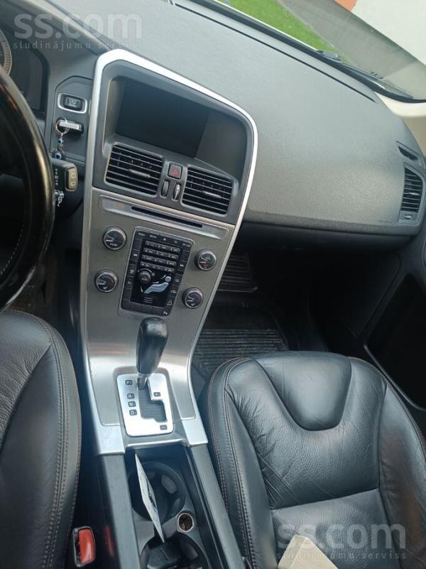 Balts Volvo XC60 2011 Rīga, ar dzinēja tilpumu 2.40 L un nobraukumu 315 tūkst. km par 8500 €, foto 7 vietnē AUTOMOTO.COM.LV