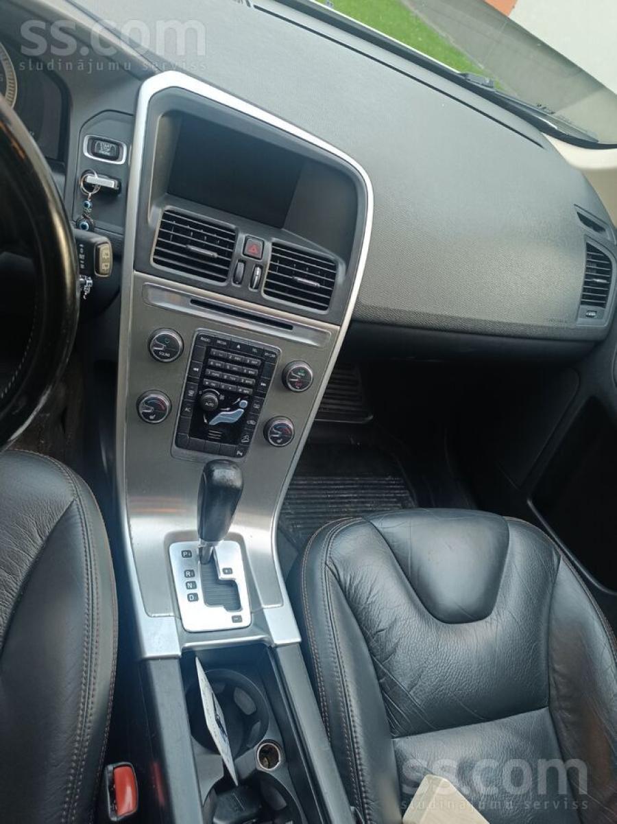 Balts Volvo XC60 2011 Rīga, ar dzinēja tilpumu 2.40 L un nobraukumu 315 tūkst. km par 8500 €, foto 7 vietnē AUTOMOTO.COM.LV