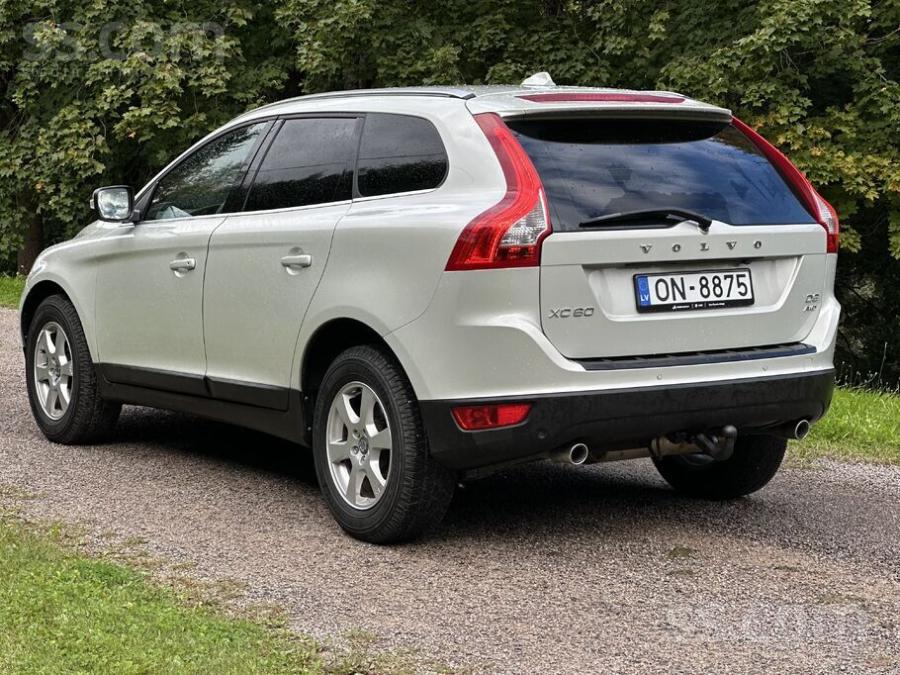 White Volvo XC60 2011 in Talsi, with an engine capacity of 2.40 L and mileage of 243 thousand km for 10470 €, photo 3 on AUTOMOTO.COM.LV