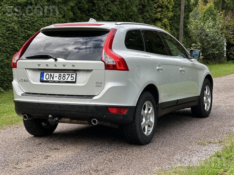 White Volvo XC60 2011 in Talsi, with an engine capacity of 2.40 L and mileage of 243 thousand km for 10470 €, photo 5 on AUTOMOTO.COM.LV