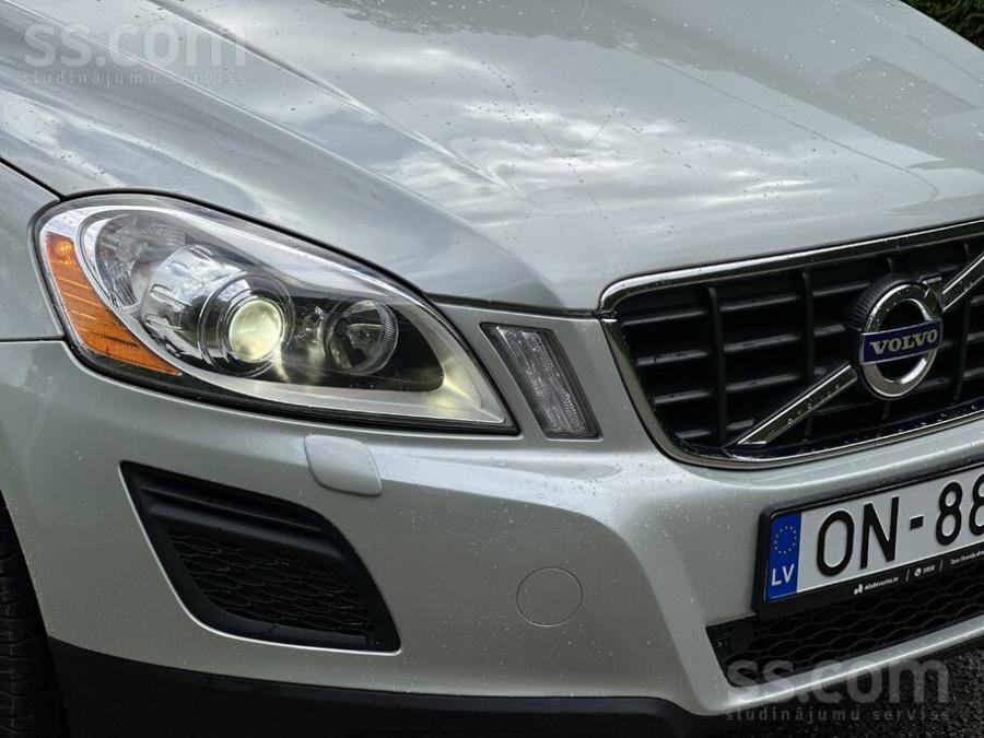 White Volvo XC60 2011 in Talsi, with an engine capacity of 2.40 L and mileage of 243 thousand km for 10470 €, photo 8 on AUTOMOTO.COM.LV
