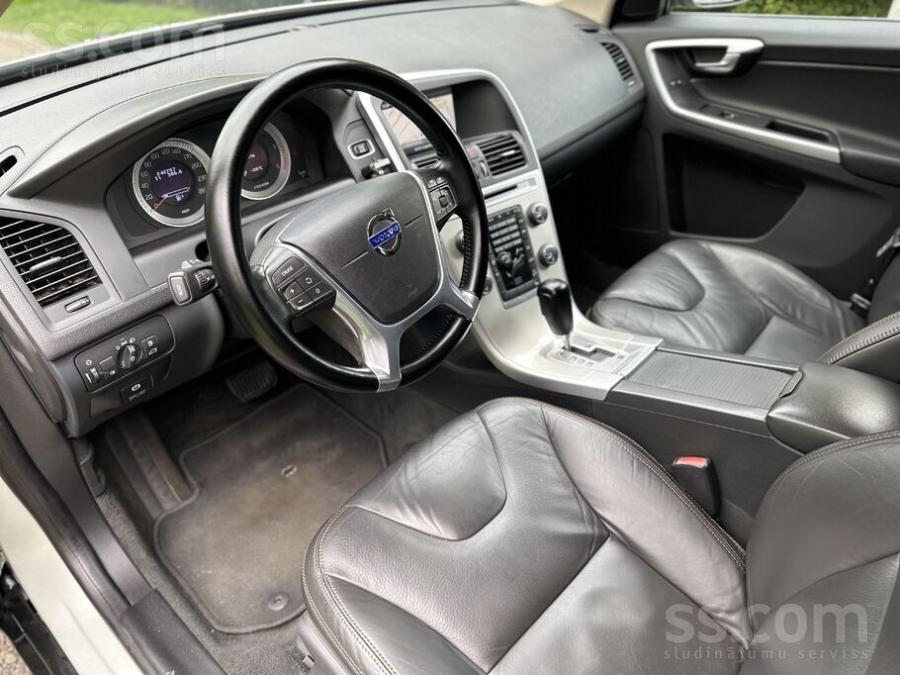 White Volvo XC60 2011 in Talsi, with an engine capacity of 2.40 L and mileage of 243 thousand km for 10470 €, photo 10 on AUTOMOTO.COM.LV