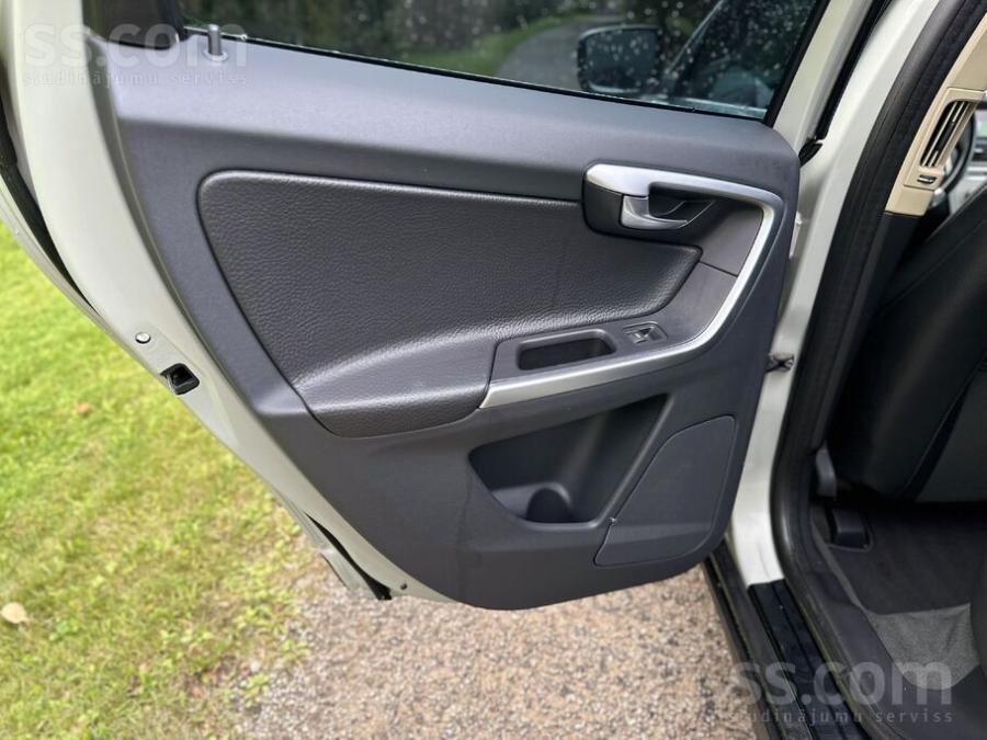 White Volvo XC60 2011 in Talsi, with an engine capacity of 2.40 L and mileage of 243 thousand km for 10470 €, photo 16 on AUTOMOTO.COM.LV