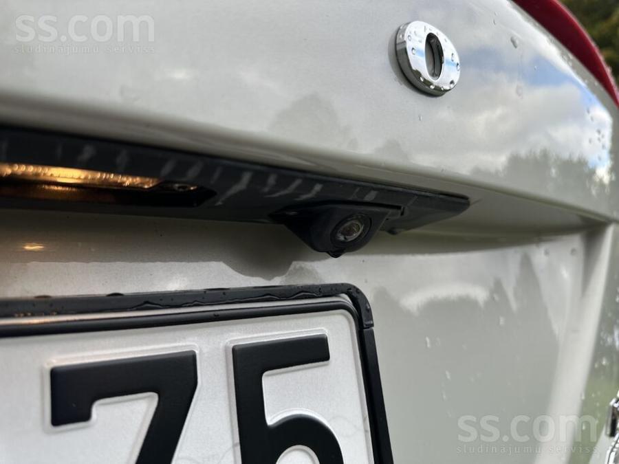 White Volvo XC60 2011 in Talsi, with an engine capacity of 2.40 L and mileage of 243 thousand km for 10470 €, photo 17 on AUTOMOTO.COM.LV