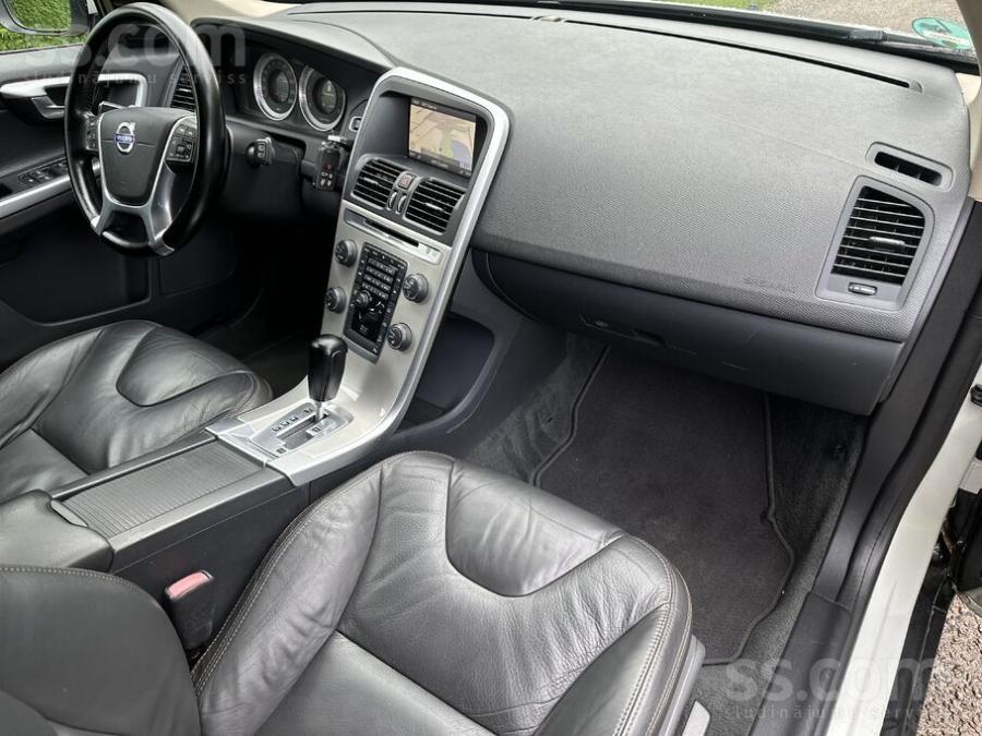 White Volvo XC60 2011 in Talsi, with an engine capacity of 2.40 L and mileage of 243 thousand km for 10470 €, photo 24 on AUTOMOTO.COM.LV