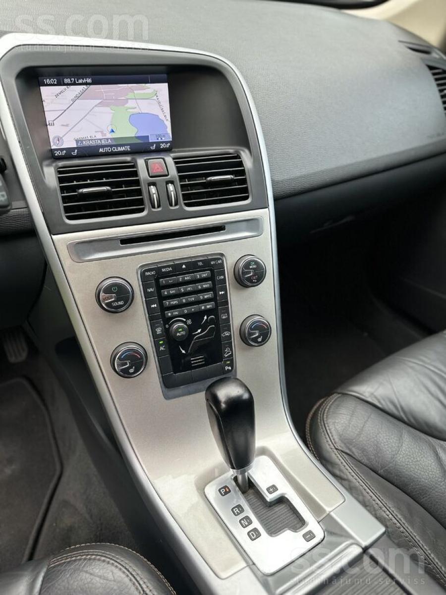 White Volvo XC60 2011 in Talsi, with an engine capacity of 2.40 L and mileage of 243 thousand km for 10470 €, photo 28 on AUTOMOTO.COM.LV