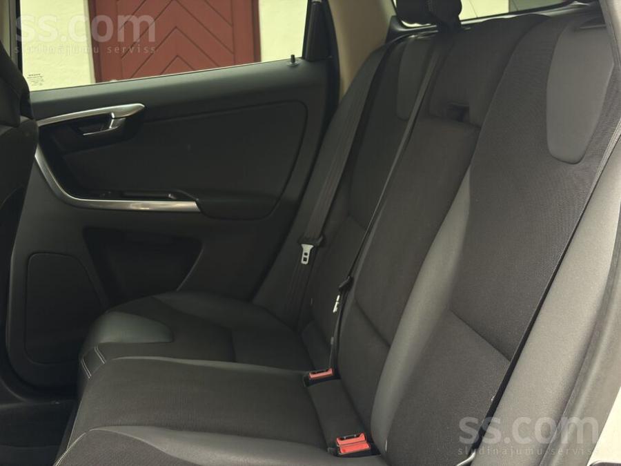 Balts Volvo XC60 2011 Jelgava, ar dzinēja tilpumu 2.00 L un nobraukumu 229 tūkst. km par 7950 €, foto 16 vietnē AUTOMOTO.COM.LV