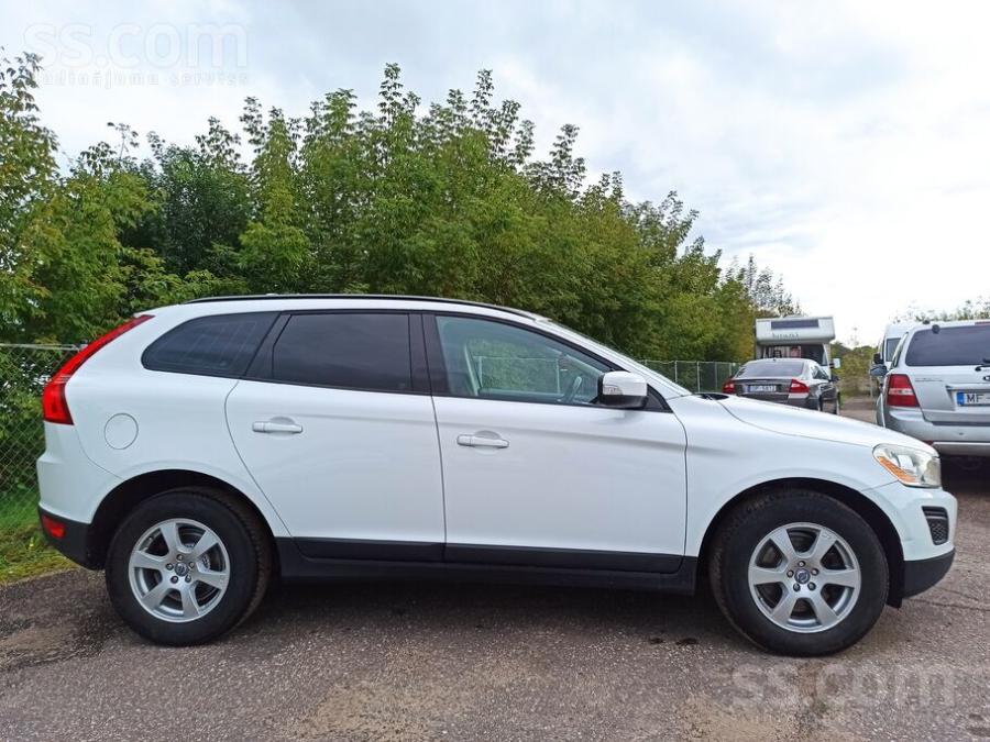 White Volvo XC60 2011 in Daugavpils, with an engine capacity of 2.40 L and mileage of 0 thousand km for 8800 €, photo 5 on AUTOMOTO.COM.LV