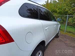 White Volvo XC60 2011 in Daugavpils, with an engine capacity of 2.40 L and mileage of 0 thousand km for 8800 €, photo 13 on AUTOMOTO.COM.LV