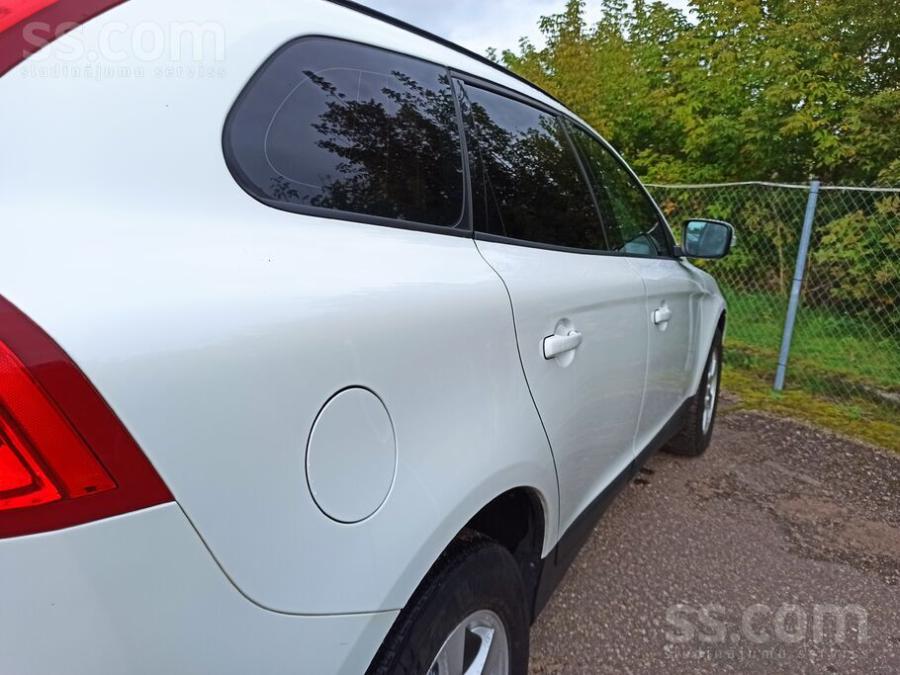 White Volvo XC60 2011 in Daugavpils, with an engine capacity of 2.40 L and mileage of 0 thousand km for 8800 €, photo 13 on AUTOMOTO.COM.LV