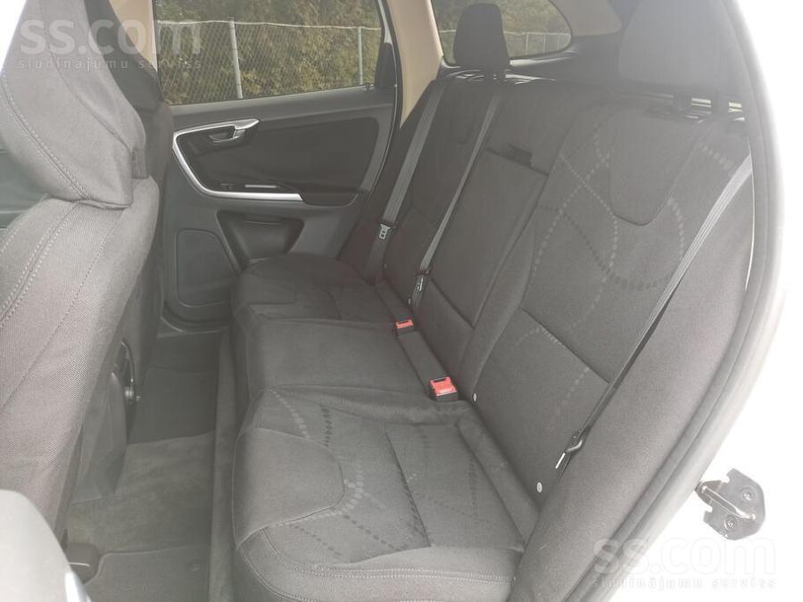 White Volvo XC60 2011 in Daugavpils, with an engine capacity of 2.40 L and mileage of 0 thousand km for 8800 €, photo 18 on AUTOMOTO.COM.LV