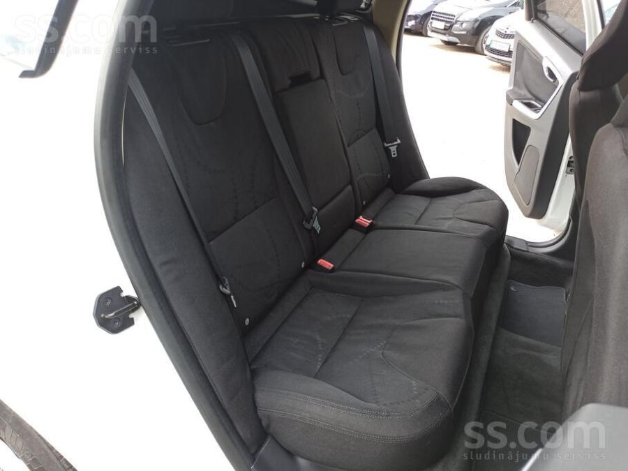 White Volvo XC60 2011 in Daugavpils, with an engine capacity of 2.40 L and mileage of 0 thousand km for 8800 €, photo 19 on AUTOMOTO.COM.LV