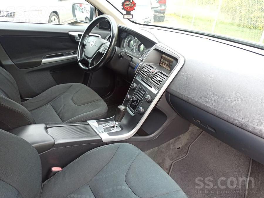 White Volvo XC60 2011 in Daugavpils, with an engine capacity of 2.40 L and mileage of 0 thousand km for 8800 €, photo 21 on AUTOMOTO.COM.LV