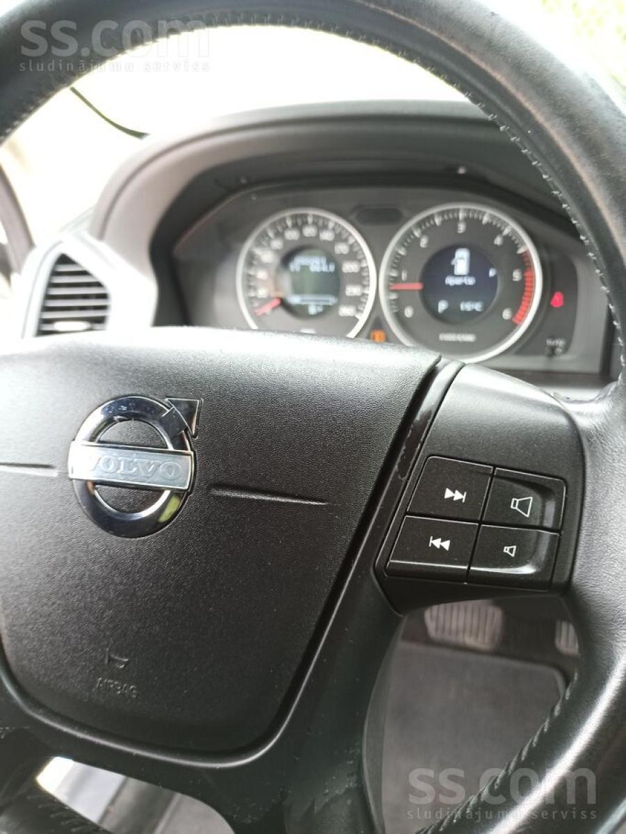 White Volvo XC60 2011 in Daugavpils, with an engine capacity of 2.40 L and mileage of 0 thousand km for 8800 €, photo 28 on AUTOMOTO.COM.LV