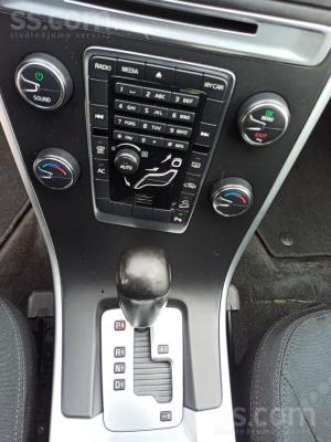 White Volvo XC60 2011 in Daugavpils, with an engine capacity of 2.40 L and mileage of 0 thousand km for 8800 €, photo 30 on AUTOMOTO.COM.LV
