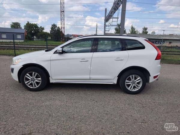 Volvo XC60 2011 in Siauliai on AUTOMOTO.COM.LV White Volvo XC60 2011 in Siauliai, with an engine capacity of 2.00 L and mileage of 365 thousand km for 4999 €, photo 8 on AUTOMOTO.COM.LV
