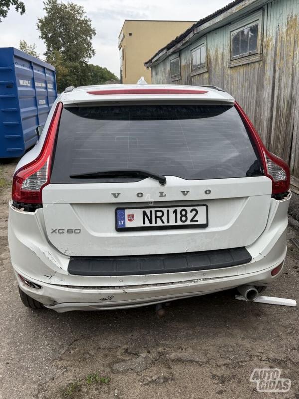 White Volvo XC60 2011 in Siauliai, with an engine capacity of 2.40 L and mileage of 300 thousand km for 4350 €, photo 5 on AUTOMOTO.COM.LV