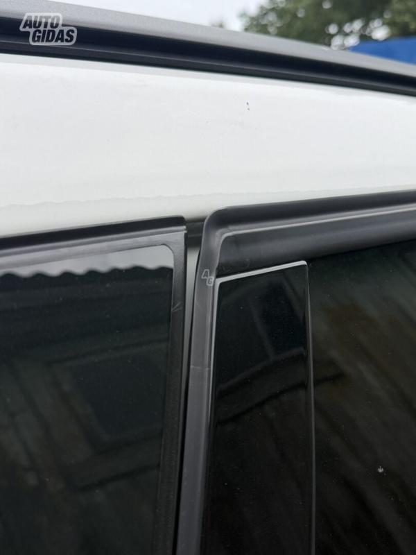 White Volvo XC60 2011 in Siauliai, with an engine capacity of 2.40 L and mileage of 300 thousand km for 4350 €, photo 7 on AUTOMOTO.COM.LV