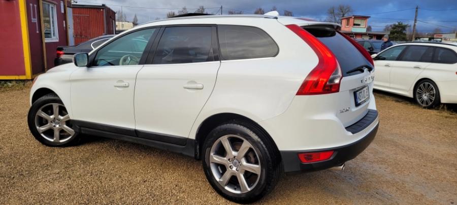 White Volvo XC60 2012 in Riga, with an engine capacity of 2.40 L and mileage of 287 thousand km for 10900 €, photo 4 on AUTOMOTO.COM.LV