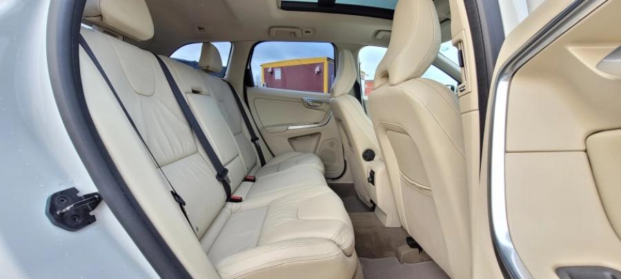 White Volvo XC60 2012 in Riga, with an engine capacity of 2.40 L and mileage of 287 thousand km for 10900 €, photo 23 on AUTOMOTO.COM.LV