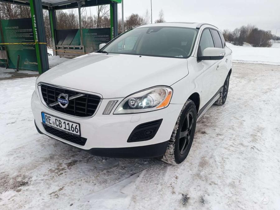 White Volvo XC60 2012 in Utena, with an engine capacity of 2.40 L and mileage of 282 thousand km for 8700 €, photo 1 on AUTOMOTO.COM.LV