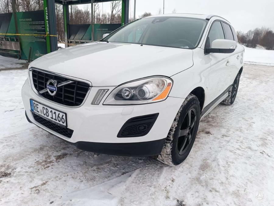 White Volvo XC60 2012 in Utena, with an engine capacity of 2.40 L and mileage of 282 thousand km for 8700 €, photo 2 on AUTOMOTO.COM.LV