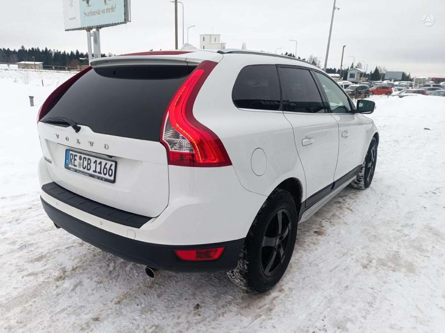 White Volvo XC60 2012 in Utena, with an engine capacity of 2.40 L and mileage of 282 thousand km for 8700 €, photo 3 on AUTOMOTO.COM.LV