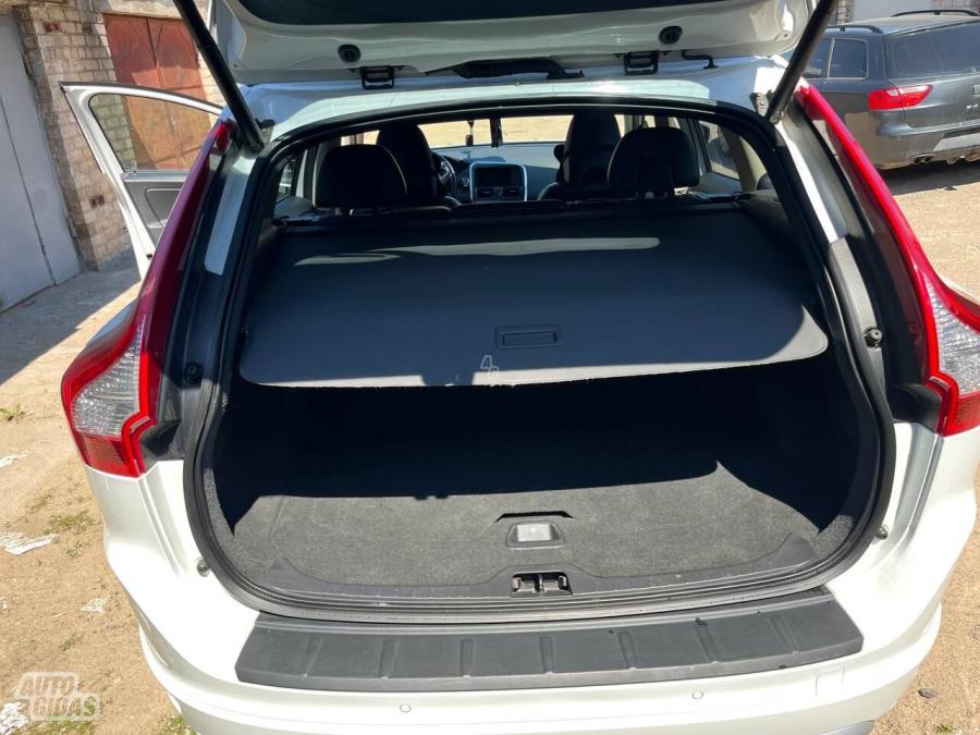 White Volvo XC60 2012 in Jonava, with an engine capacity of 2.00 L and mileage of 336 thousand km for 8300 €, photo 6 on AUTOMOTO.COM.LV