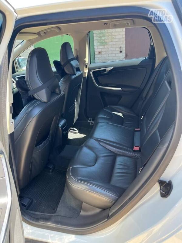 White Volvo XC60 2012 in Jonava, with an engine capacity of 2.00 L and mileage of 336 thousand km for 8300 €, photo 6 on AUTOMOTO.COM.LV