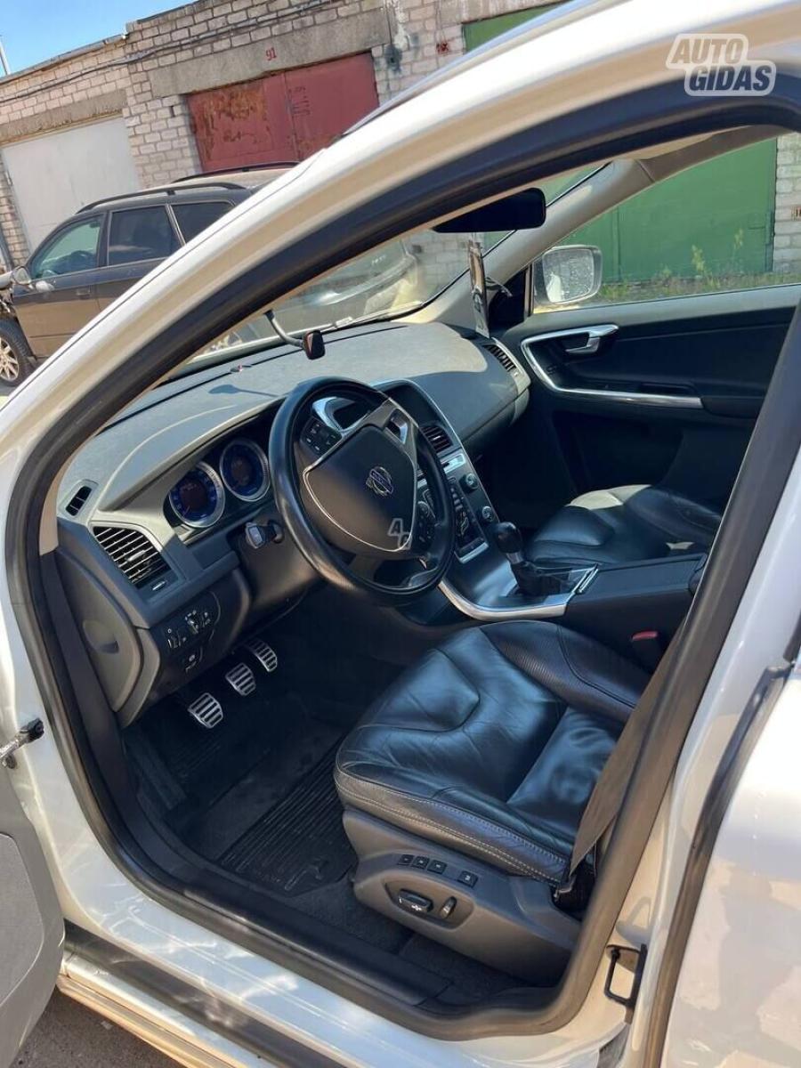 White Volvo XC60 2012 in Jonava, with an engine capacity of 2.00 L and mileage of 336 thousand km for 8300 €, photo 8 on AUTOMOTO.COM.LV