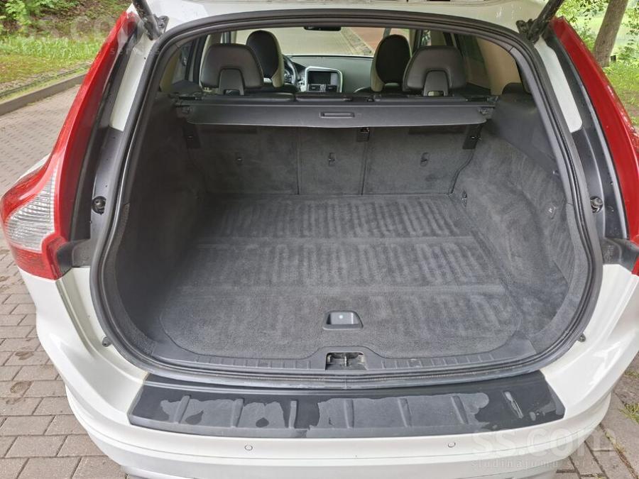 Balts Volvo XC60 2012 Rīga, ar dzinēja tilpumu 2.40 L un nobraukumu 277 tūkst. km par 9590 €, foto 8 vietnē AUTOMOTO.COM.LV