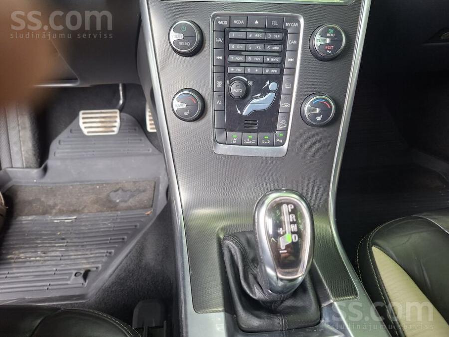 Balts Volvo XC60 2012 Rīga, ar dzinēja tilpumu 2.40 L un nobraukumu 277 tūkst. km par 9590 €, foto 28 vietnē AUTOMOTO.COM.LV