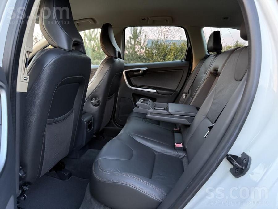 Balts Volvo XC60 2012 Rīga, ar dzinēja tilpumu 2.40 L un nobraukumu 248 tūkst. km par 9450 €, foto 11 vietnē AUTOMOTO.COM.LV