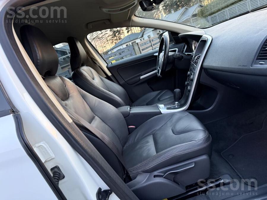 Balts Volvo XC60 2012 Rīga, ar dzinēja tilpumu 2.40 L un nobraukumu 248 tūkst. km par 9450 €, foto 14 vietnē AUTOMOTO.COM.LV
