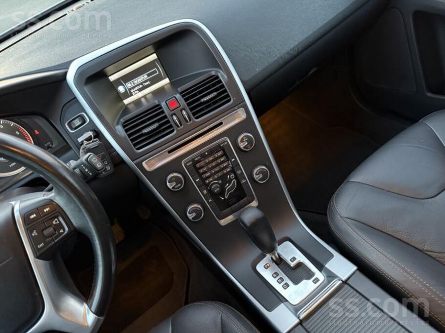 Balts Volvo XC60 2012 Rīga, ar dzinēja tilpumu 2.40 L un nobraukumu 248 tūkst. km par 9450 €, foto 21 vietnē AUTOMOTO.COM.LV