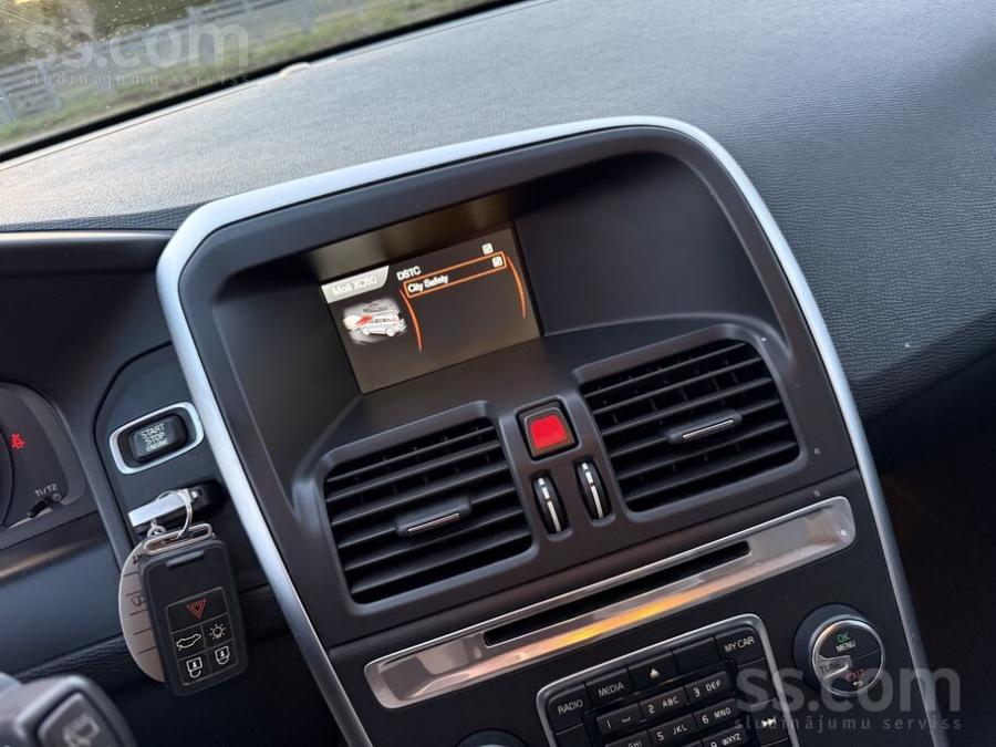 Balts Volvo XC60 2012 Rīga, ar dzinēja tilpumu 2.40 L un nobraukumu 248 tūkst. km par 9450 €, foto 23 vietnē AUTOMOTO.COM.LV