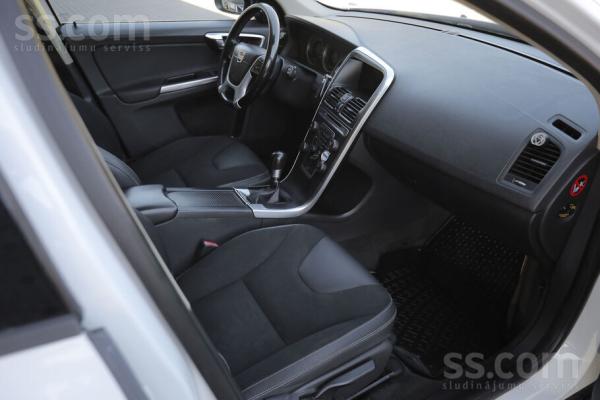 White Volvo XC60 2012 in Riga, with an engine capacity of 2.00 L and mileage of 223 thousand km for 7990 €, photo 8 on AUTOMOTO.COM.LV