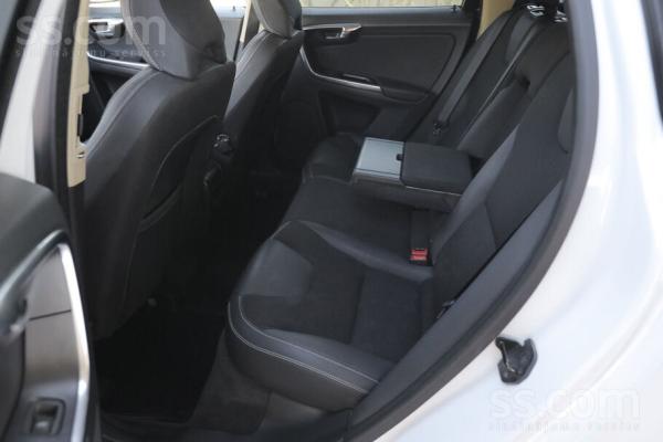 White Volvo XC60 2012 in Riga, with an engine capacity of 2.00 L and mileage of 223 thousand km for 7990 €, photo 9 on AUTOMOTO.COM.LV