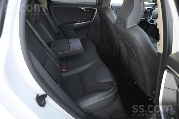 White Volvo XC60 2012 in Riga, with an engine capacity of 2.00 L and mileage of 223 thousand km for 7990 €, photo 10 on AUTOMOTO.COM.LV