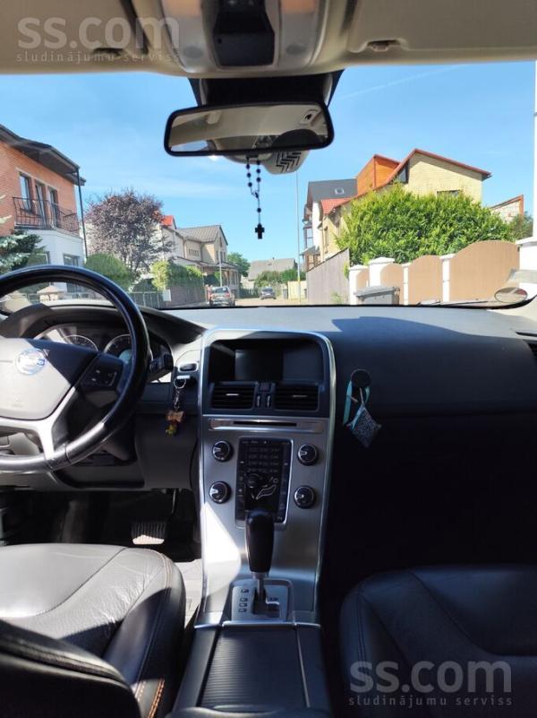 White Volvo XC60 2012 in Liepaja, with an engine capacity of 2.40 L and mileage of 171 thousand km for 9500 €, photo 3 on AUTOMOTO.COM.LV