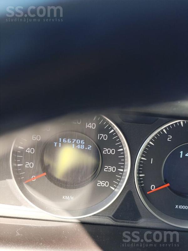 White Volvo XC60 2012 in Liepaja, with an engine capacity of 2.40 L and mileage of 171 thousand km for 9500 €, photo 4 on AUTOMOTO.COM.LV