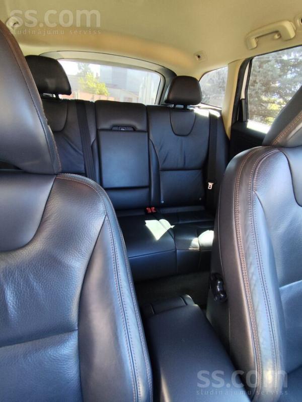 White Volvo XC60 2012 in Liepaja, with an engine capacity of 2.40 L and mileage of 171 thousand km for 9500 €, photo 5 on AUTOMOTO.COM.LV