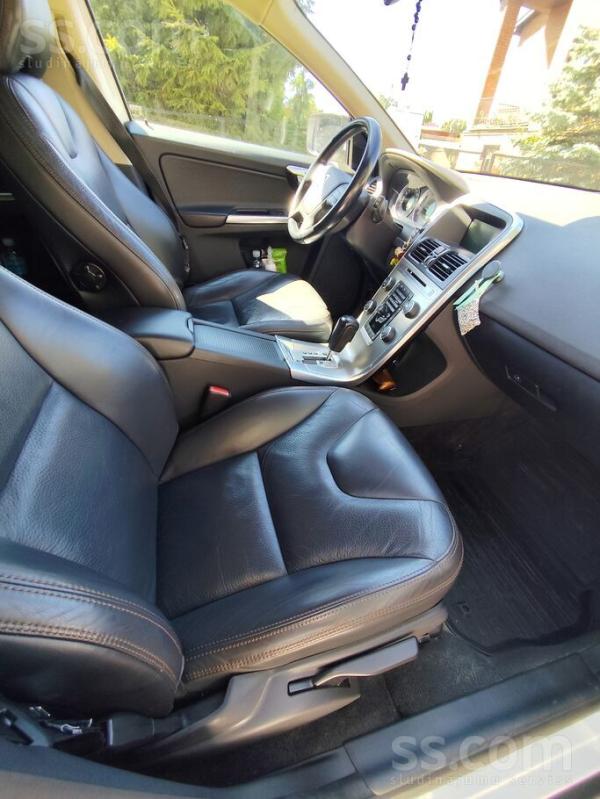 White Volvo XC60 2012 in Liepaja, with an engine capacity of 2.40 L and mileage of 171 thousand km for 9500 €, photo 6 on AUTOMOTO.COM.LV