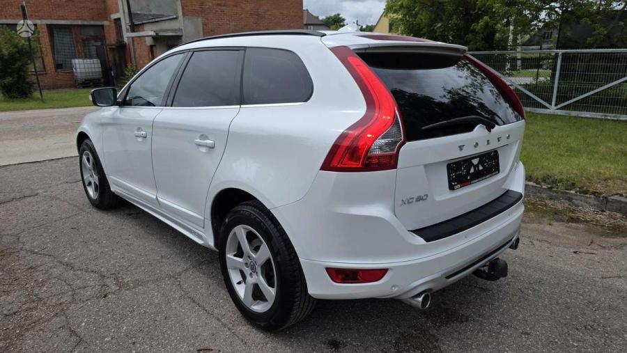 White Volvo XC60 2012 in Siauliai, with an engine capacity of 2.40 L and mileage of 286 thousand km for 9250 €, photo 4 on AUTOMOTO.COM.LV