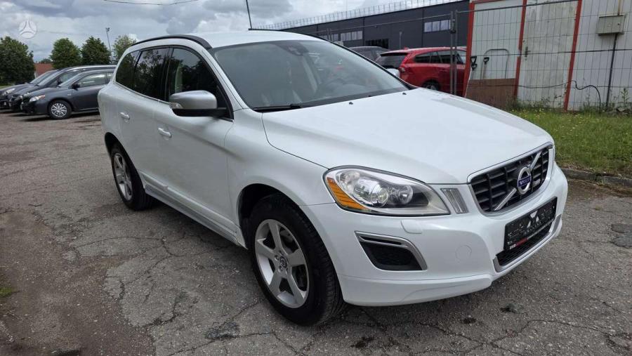 White Volvo XC60 2012 in Siauliai, with an engine capacity of 2.40 L and mileage of 286 thousand km for 9250 €, photo 8 on AUTOMOTO.COM.LV