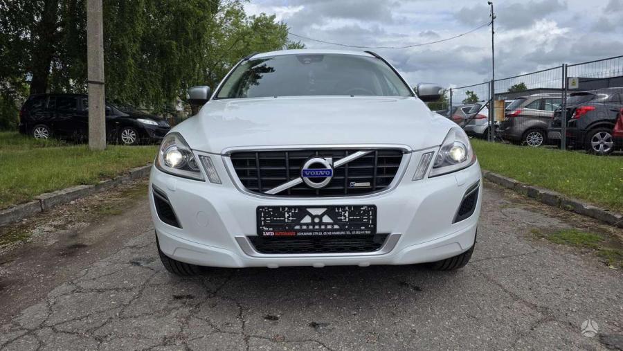 White Volvo XC60 2012 in Siauliai, with an engine capacity of 2.40 L and mileage of 286 thousand km for 9250 €, photo 9 on AUTOMOTO.COM.LV