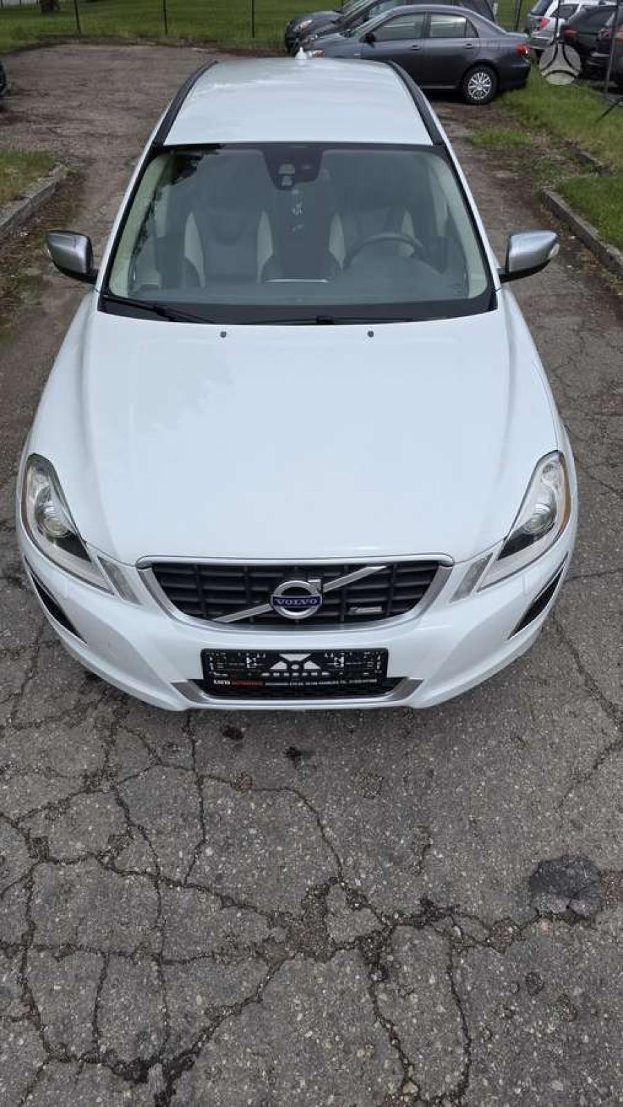 White Volvo XC60 2012 in Siauliai, with an engine capacity of 2.40 L and mileage of 286 thousand km for 9250 €, photo 10 on AUTOMOTO.COM.LV
