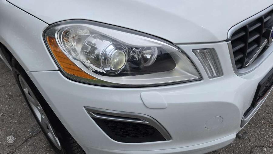 White Volvo XC60 2012 in Siauliai, with an engine capacity of 2.40 L and mileage of 286 thousand km for 9250 €, photo 12 on AUTOMOTO.COM.LV