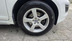 White Volvo XC60 2012 in Siauliai, with an engine capacity of 2.40 L and mileage of 286 thousand km for 9250 €, photo 13 on AUTOMOTO.COM.LV