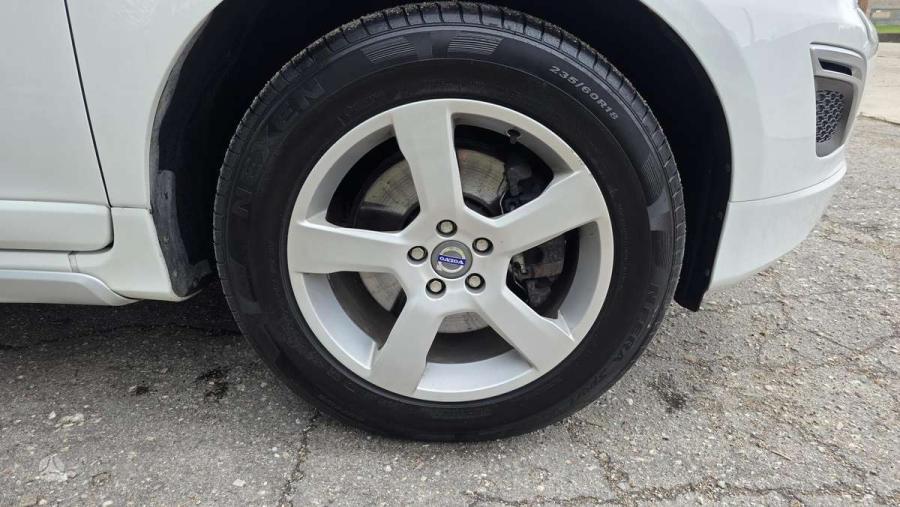 White Volvo XC60 2012 in Siauliai, with an engine capacity of 2.40 L and mileage of 286 thousand km for 9250 €, photo 13 on AUTOMOTO.COM.LV